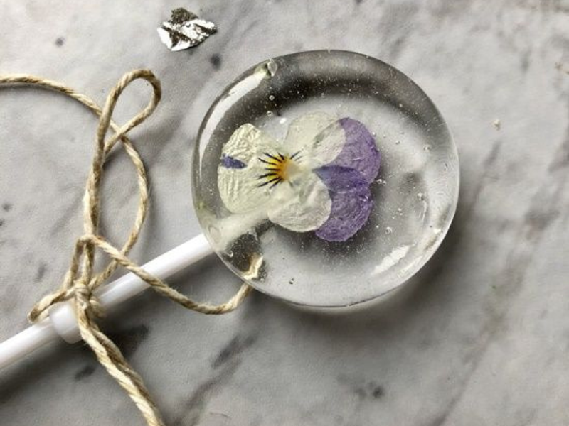 Izomalt – co to jest? 5 pomysłów na dekoracje z izomaltu